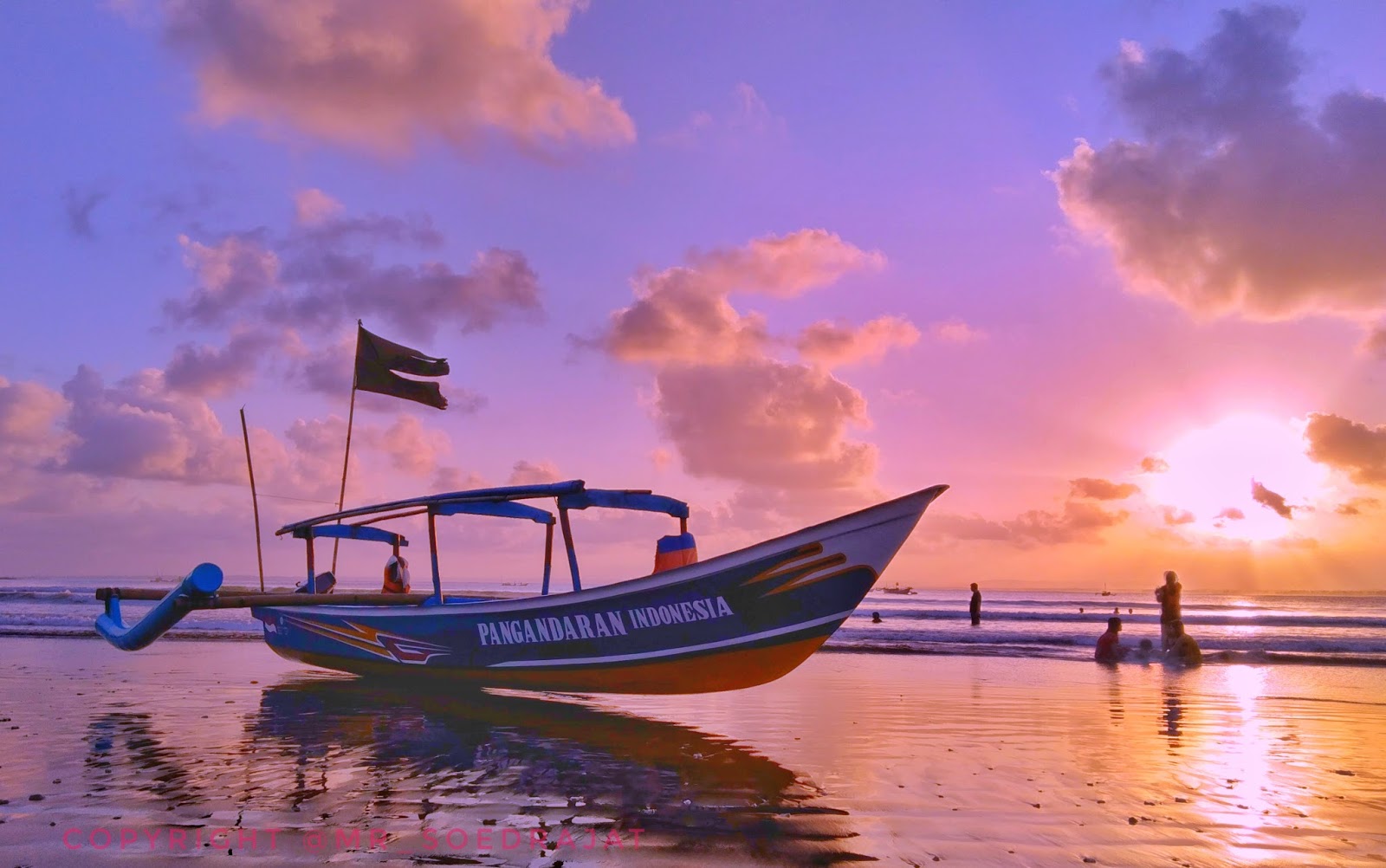 Menyusuri Keindahan memukai di Pantai Pangandaran - Ozan Tour & Travel